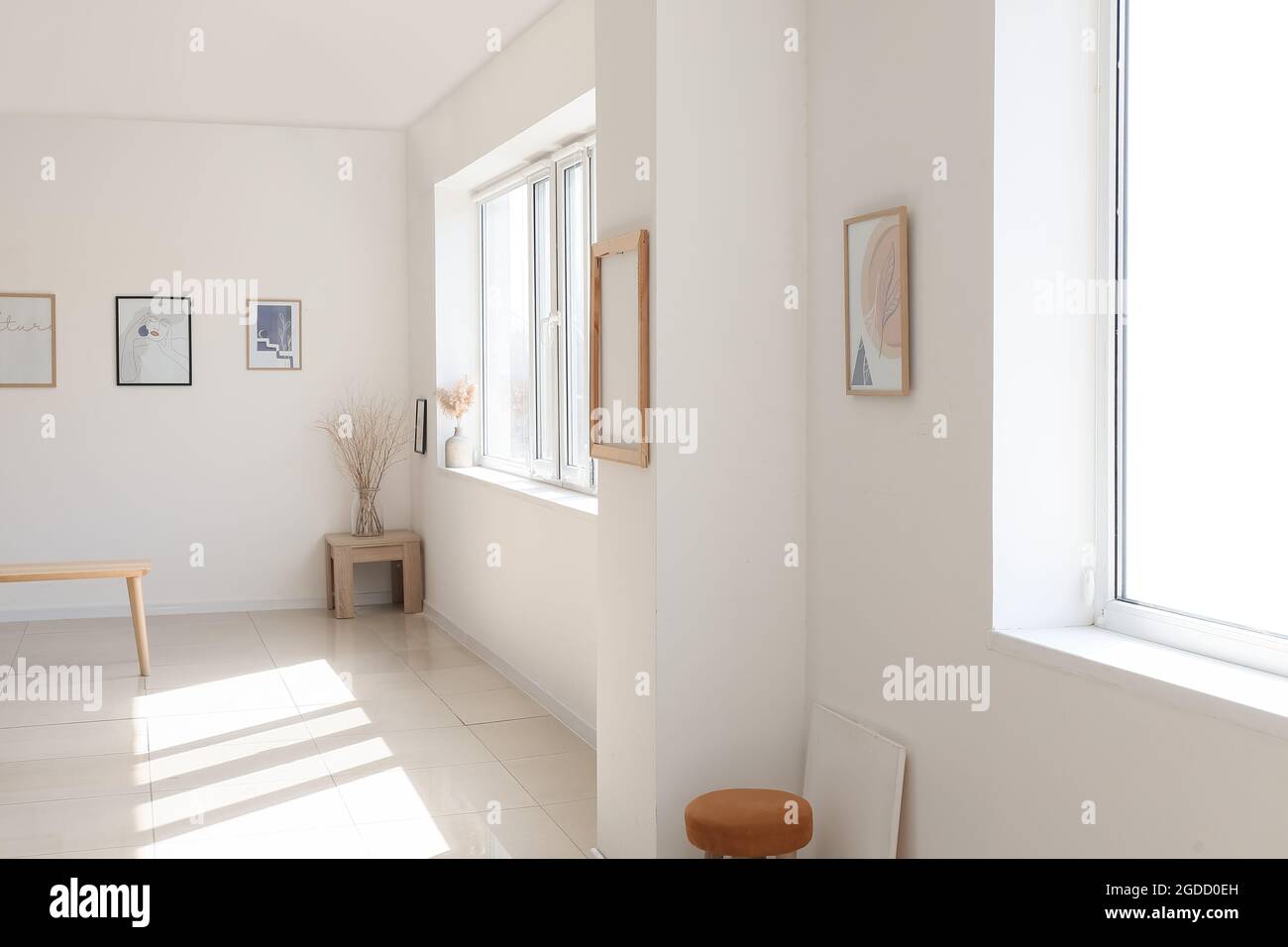 Interior of modern art gallery Stock Photo - Alamy