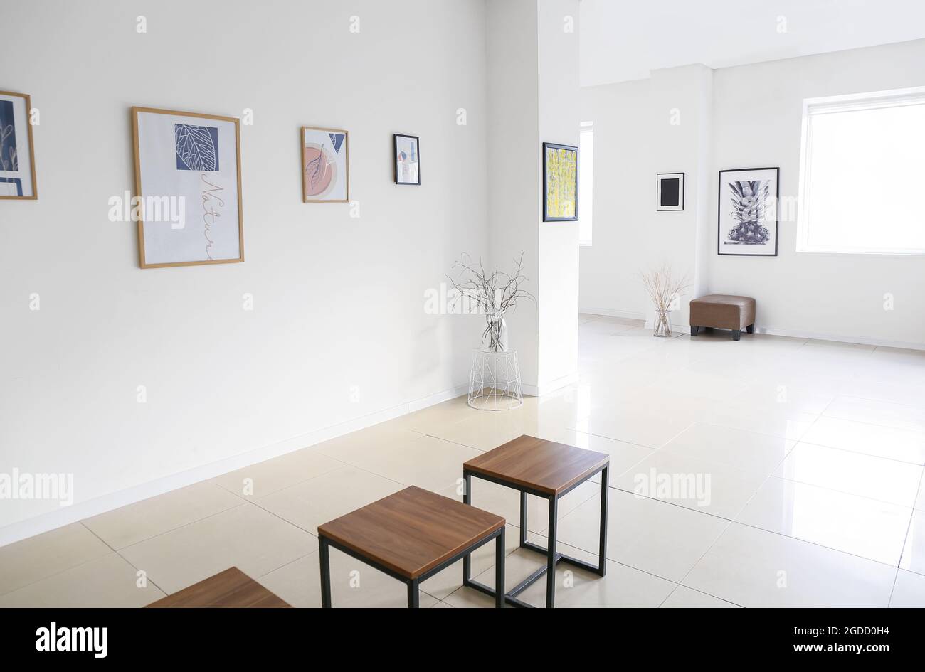 Interior of modern art gallery Stock Photo - Alamy