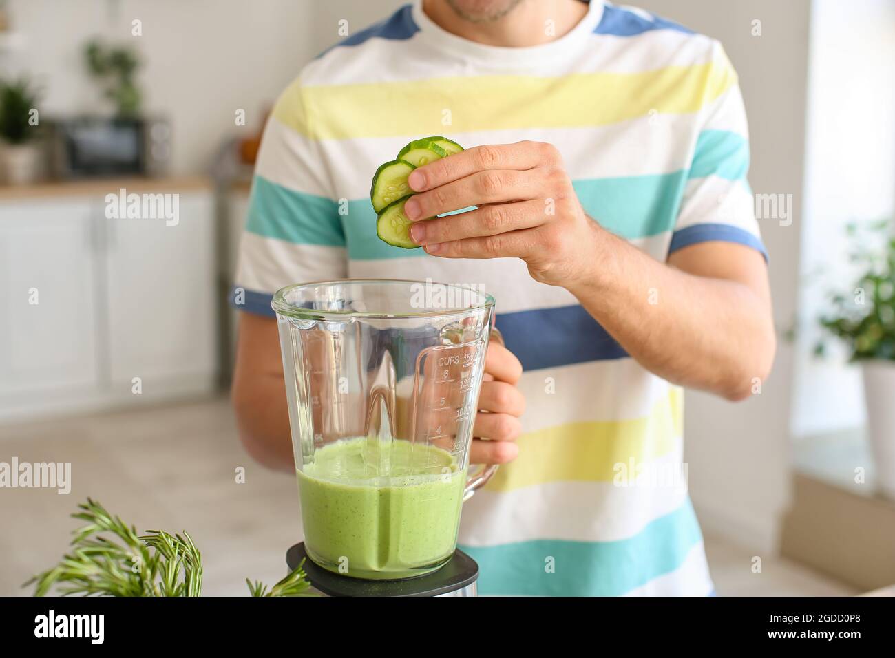 Man preparing smoothie in kitchen hi-res stock photography and images ...