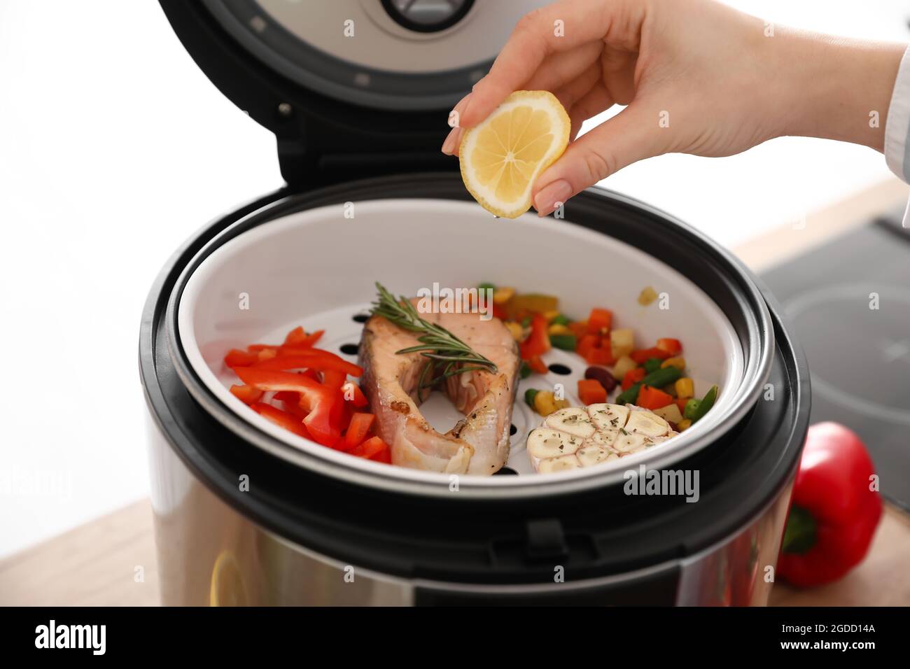 Squeezing lemon in cooking hi-res stock photography and images - Alamy