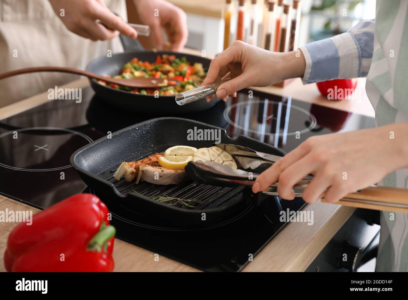 Woman chef grill fish hi-res stock photography and images - Alamy