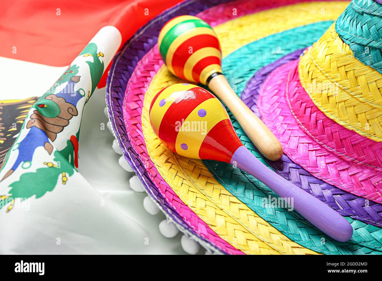 Maracas and sombrero on Mexican flag, closeup Stock Photo - Alamy
