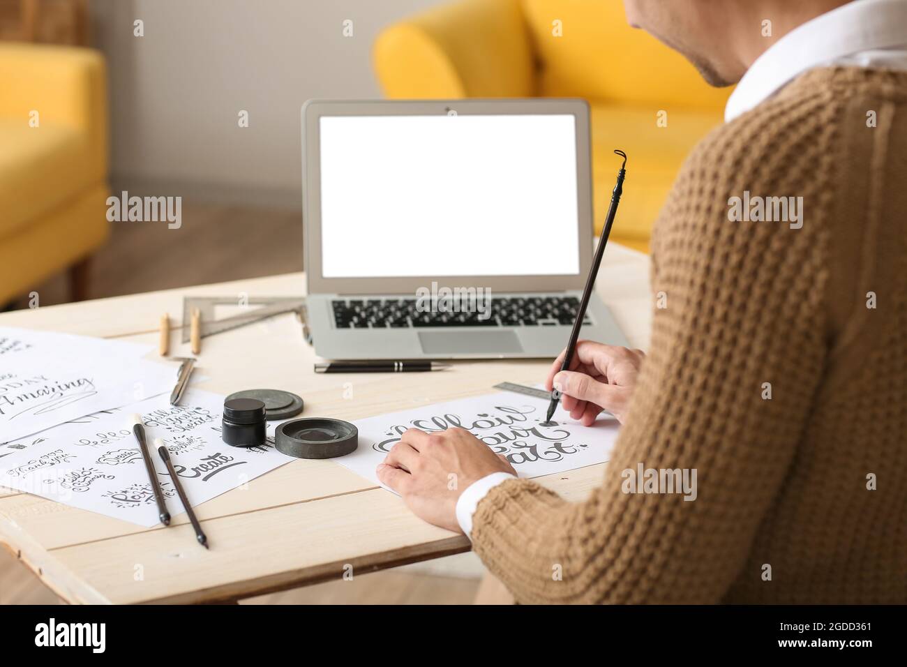 Calligrapher paints hi-res stock photography and images - Alamy