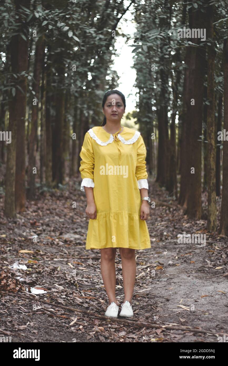 Woman standing still in middle hi-res stock photography and images - Alamy