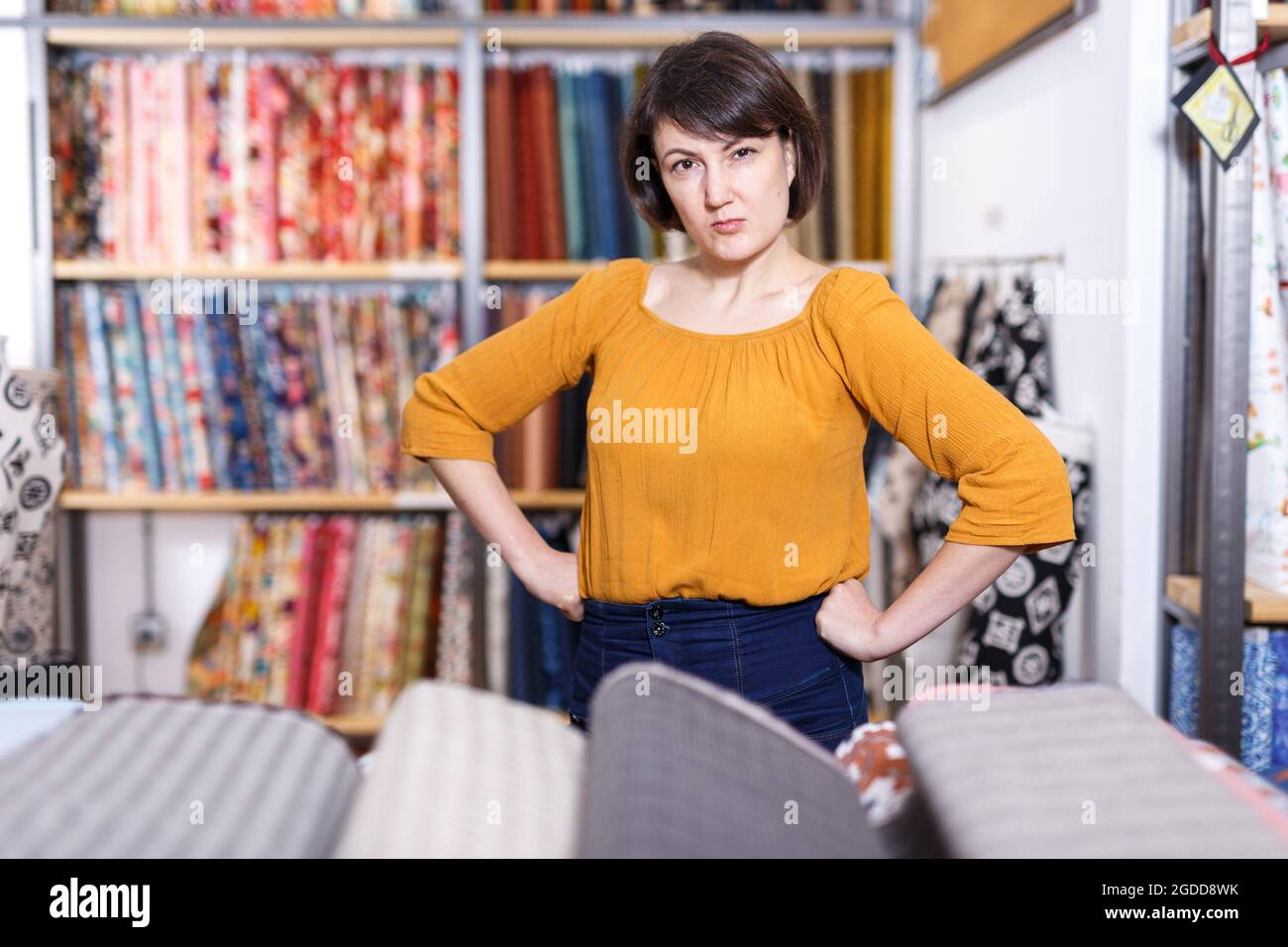 Dissatisfied customer store hi-res stock photography and images - Alamy