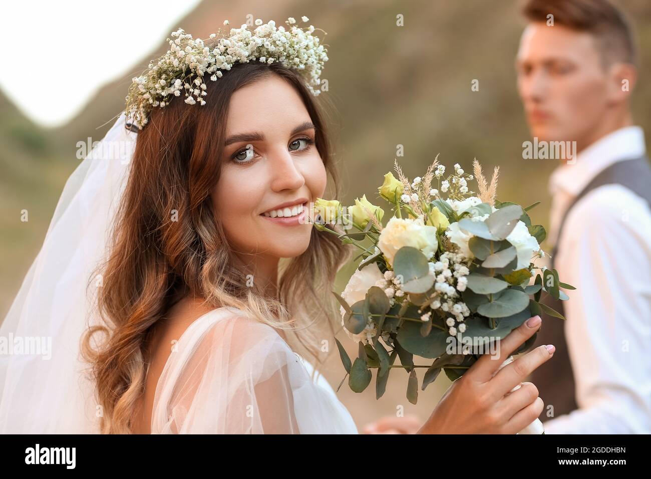 Happy wedding couple in countryside Stock Photo - Alamy