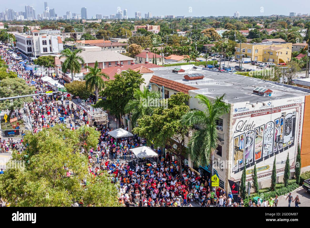 Overhead aerial view crowd people hi-res stock photography and images ...