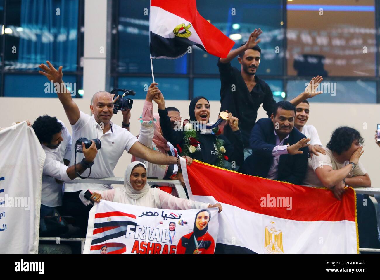 Cairo, Egypt. 12th Aug, 2021. Egyptian karateka Feryal Abdelaziz (C ...
