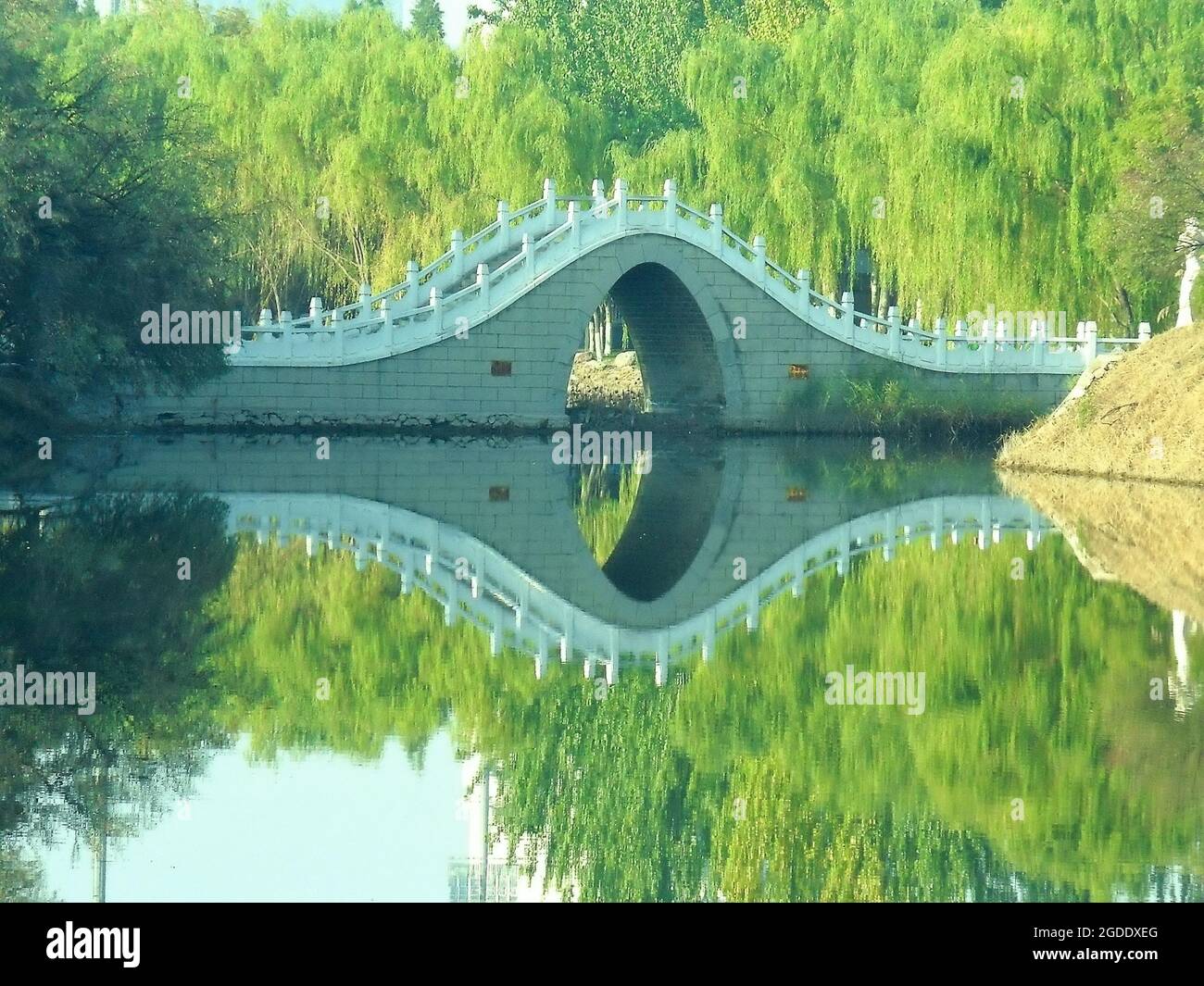 a chinese foot bridge Stock Photo - Alamy