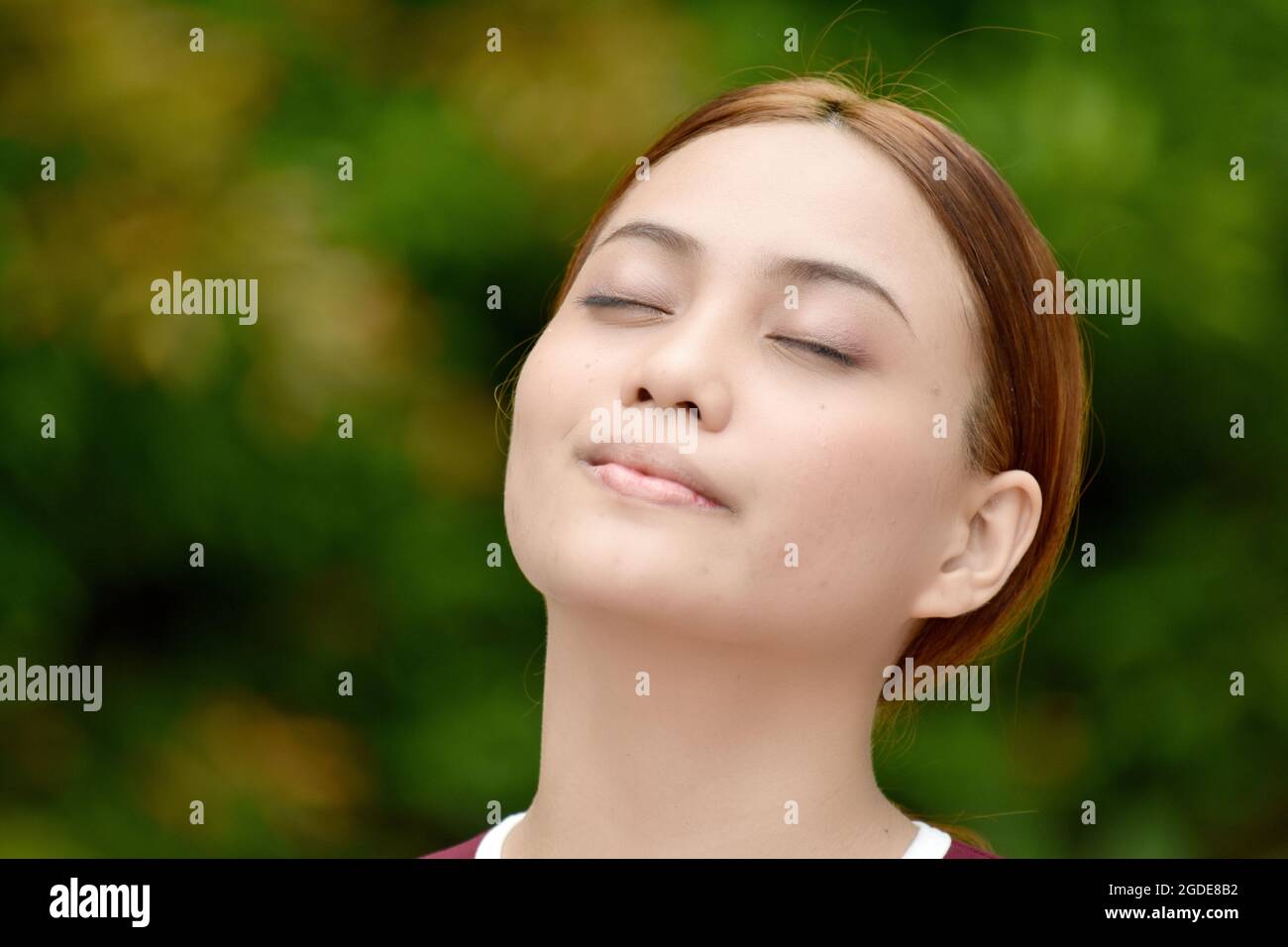 Female eyes closed hi-res stock photography and images - Alamy