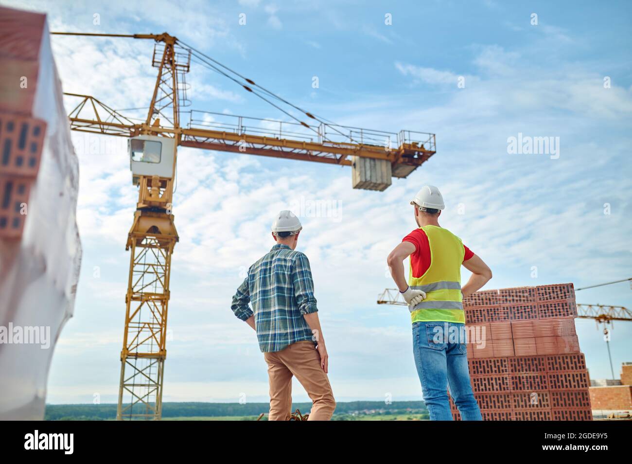 Construction workers back view hi-res stock photography and images - Alamy