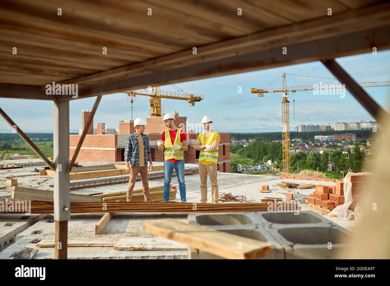 Workers having conversation hi-res stock photography and images - Alamy