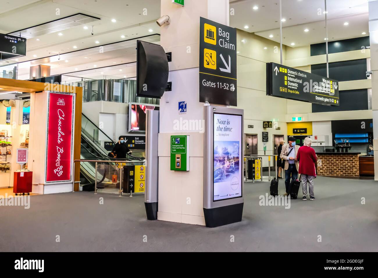 Airport chocolate shop hi-res stock photography and images - Alamy