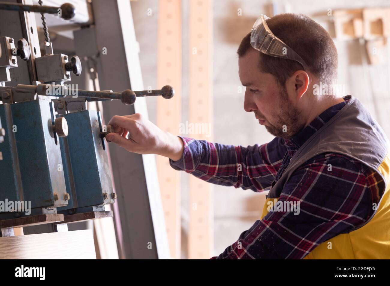 Closeup view man holding hydraulic press lever Stock Photo - Alamy