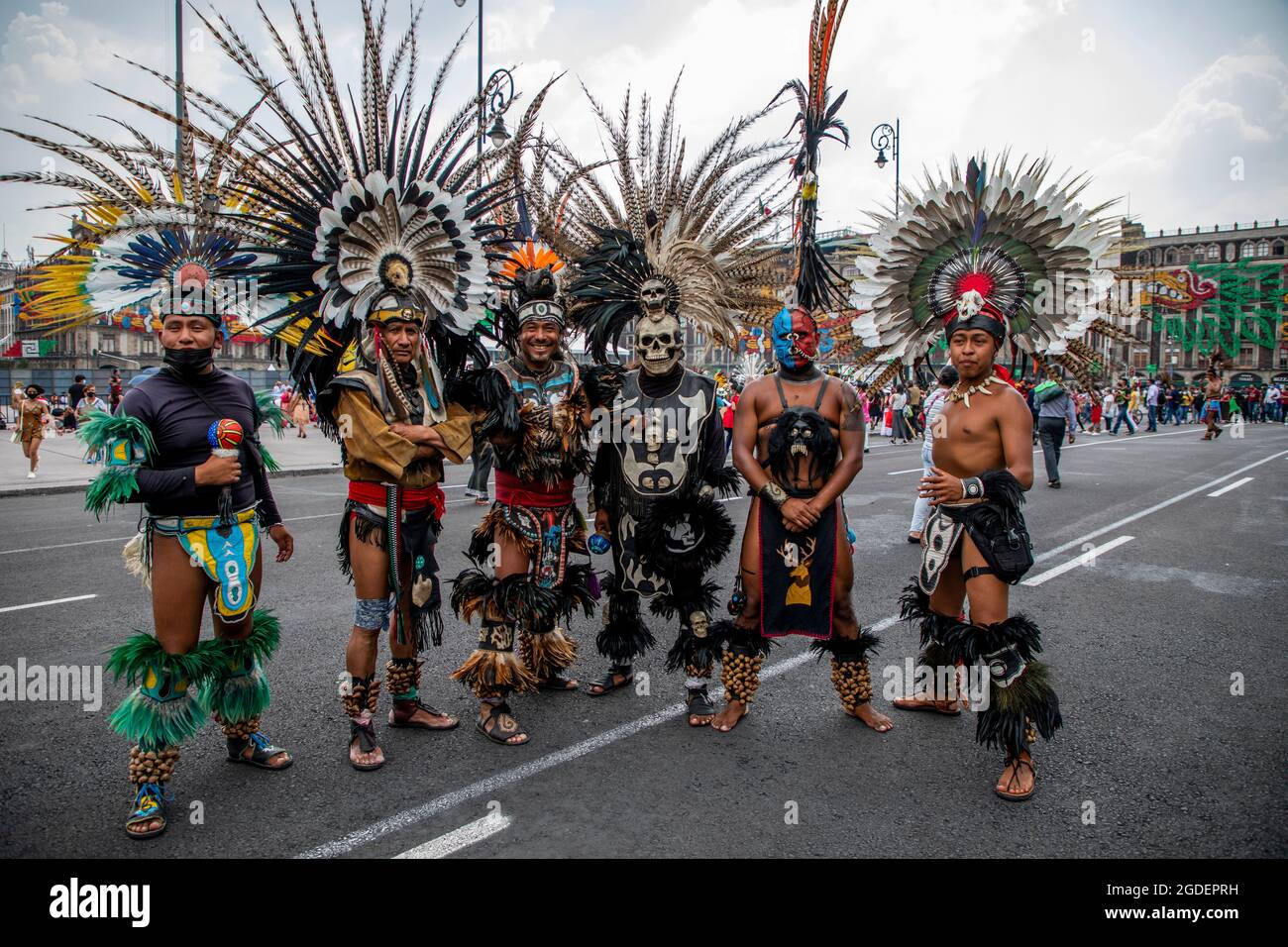 Mexiko Stadt, Mexico. 12th Aug, 2021. A group of men wearing Aztec ...