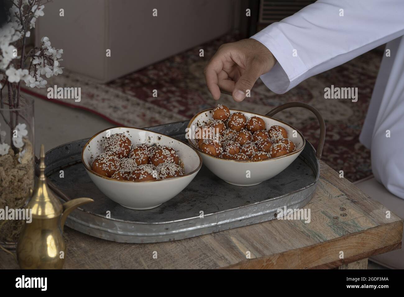 Man eating emirates traditional food at the table Stock Photo - Alamy