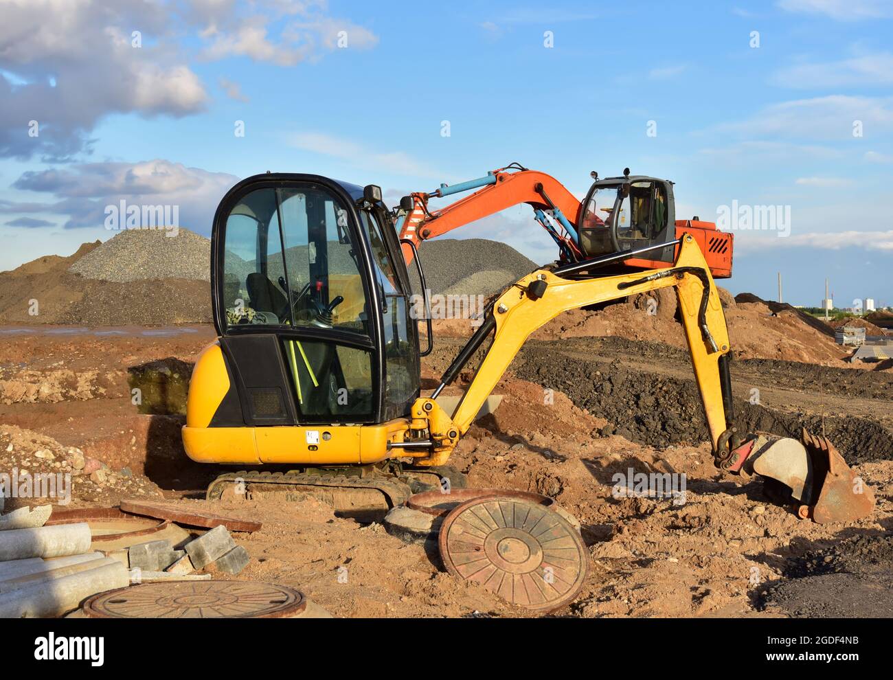 Mini excavator during earthmoving hi-res stock photography and images ...
