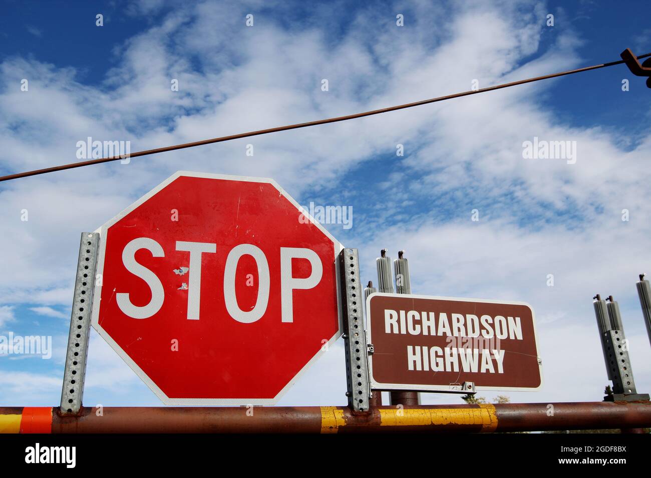 Stoppschild vor der Alaska Pipeline auf dem Richardson Highway in ...