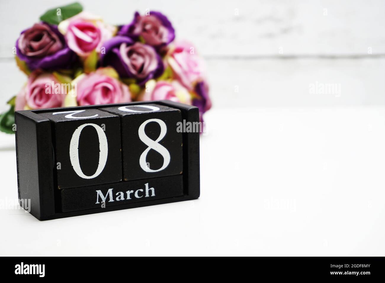 Wooden block calendar international hi-res stock photography and images ...