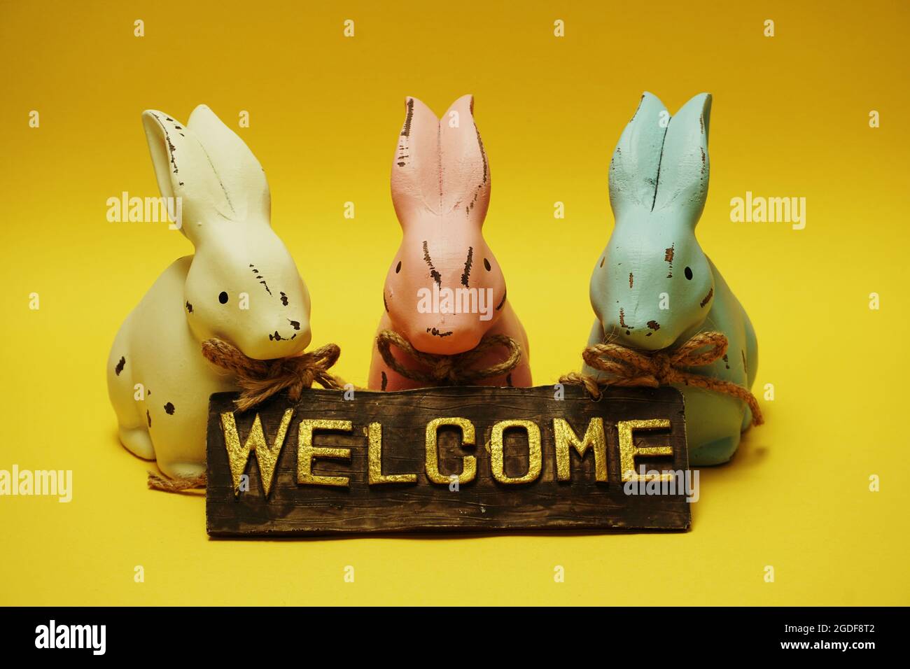 Welcome sign and bunny rabbit on yellow background Stock Photo - Alamy
