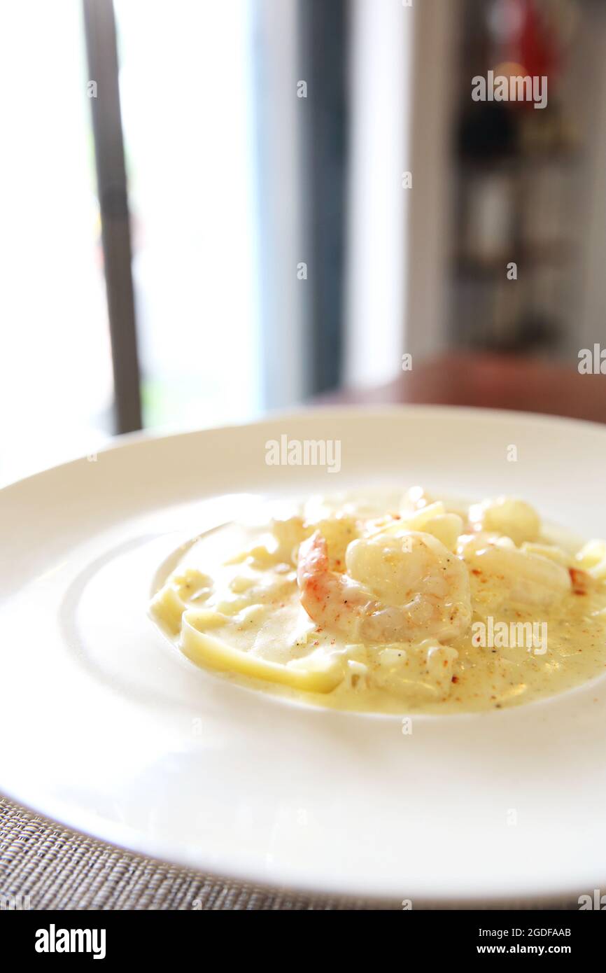 spaghetti cream sauce with shrimp Stock Photo - Alamy