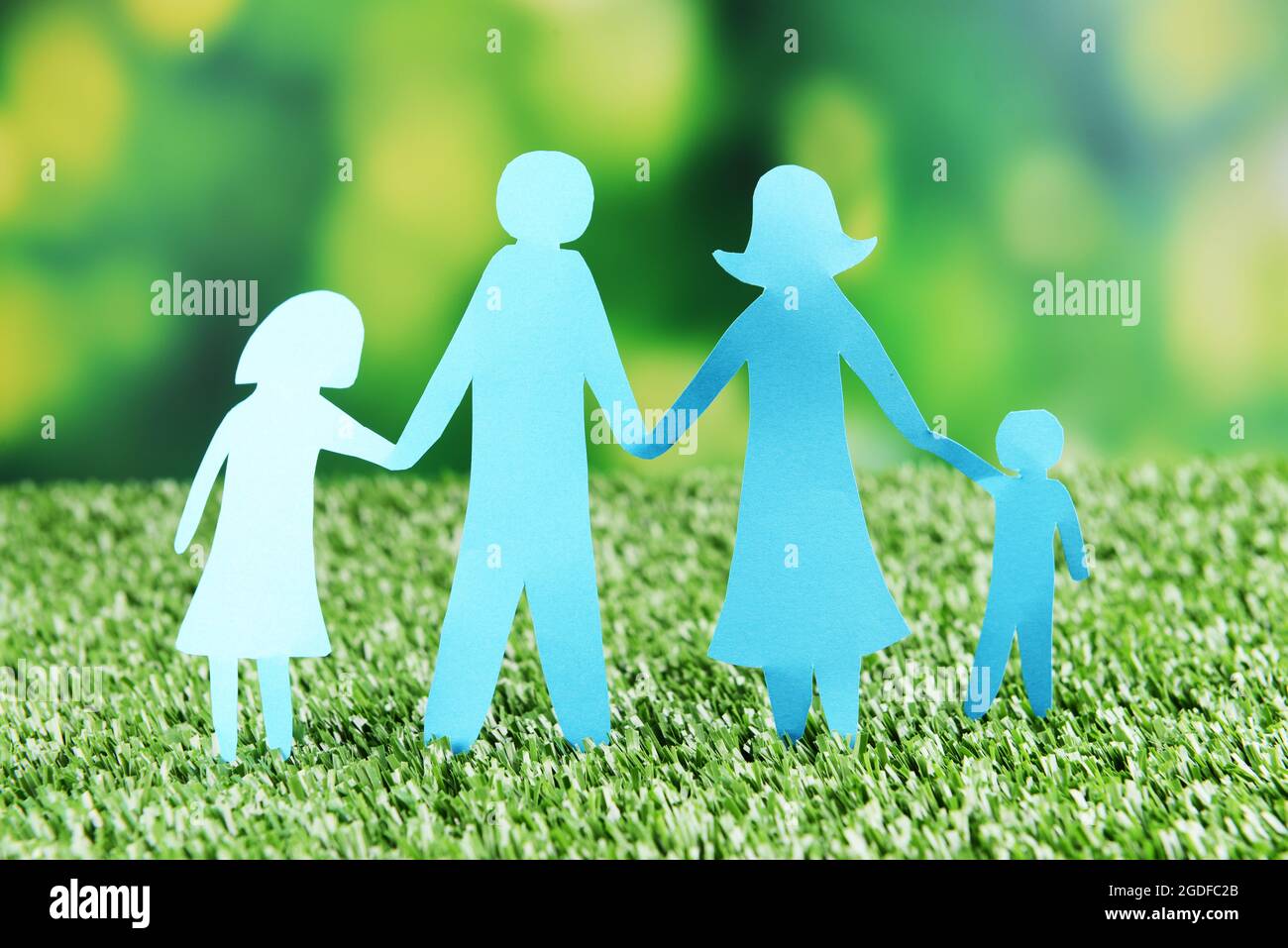 Paper family on green grass, close up Stock Photo - Alamy