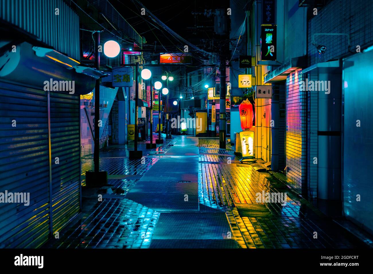 Rainy night in downtown hi-res stock photography and images - Alamy