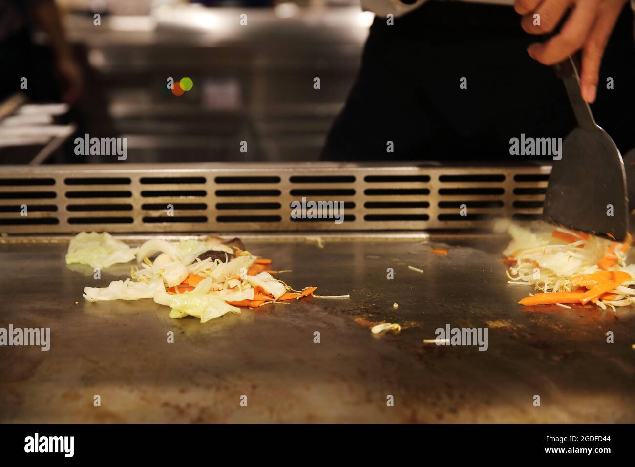 Beef with vegetables teppanyaki Japanese Cooking Stock Photo - Alamy