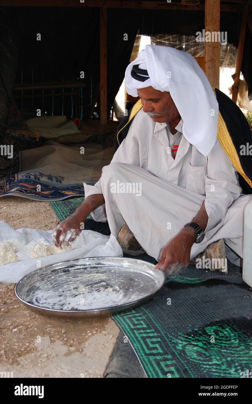 Bedouin family cooking hi-res stock photography and images - Alamy