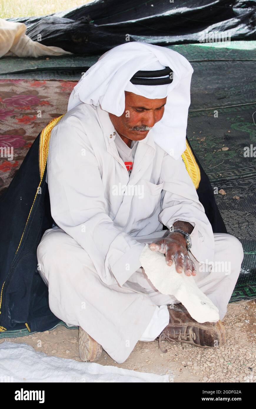 Bedouin family cooking hi-res stock photography and images - Alamy