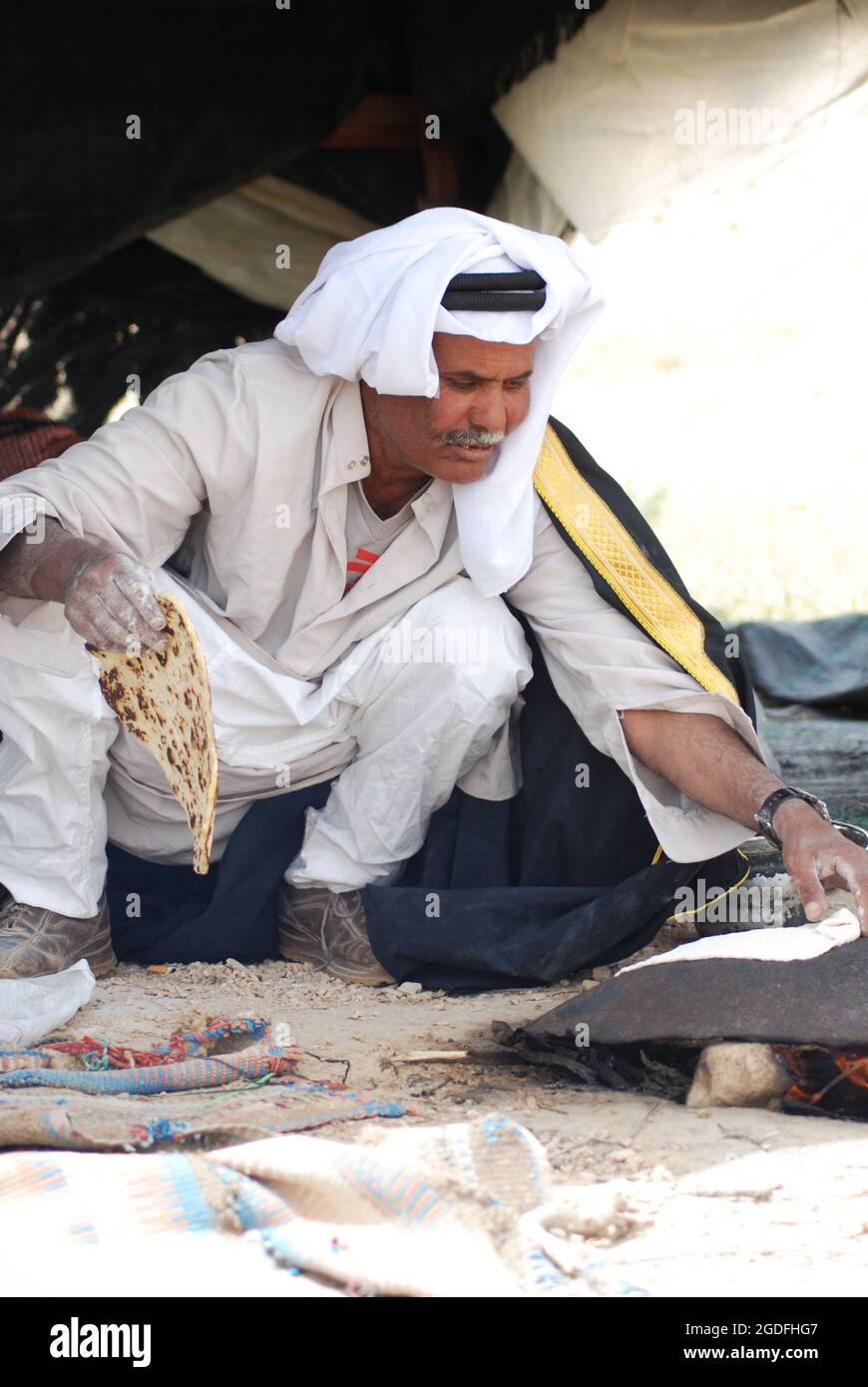 Bedouin family cooking hi-res stock photography and images - Alamy