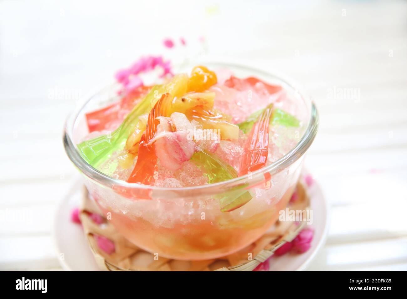 Shaved ice with fruit and jelly Stock Photo - Alamy