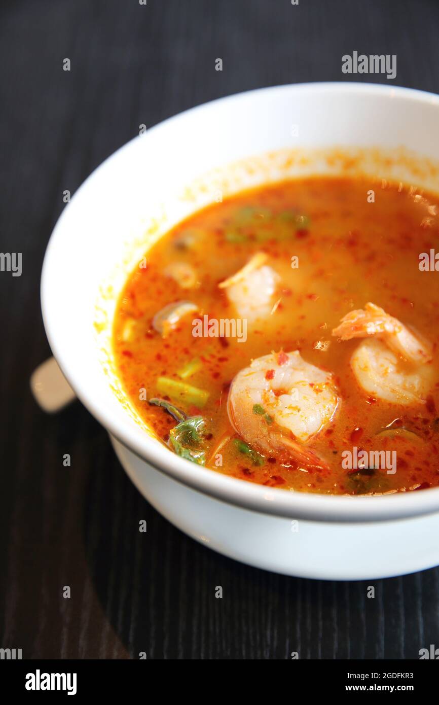 Tom Yum soup Thai traditional spicy prawn soup Stock Photo - Alamy