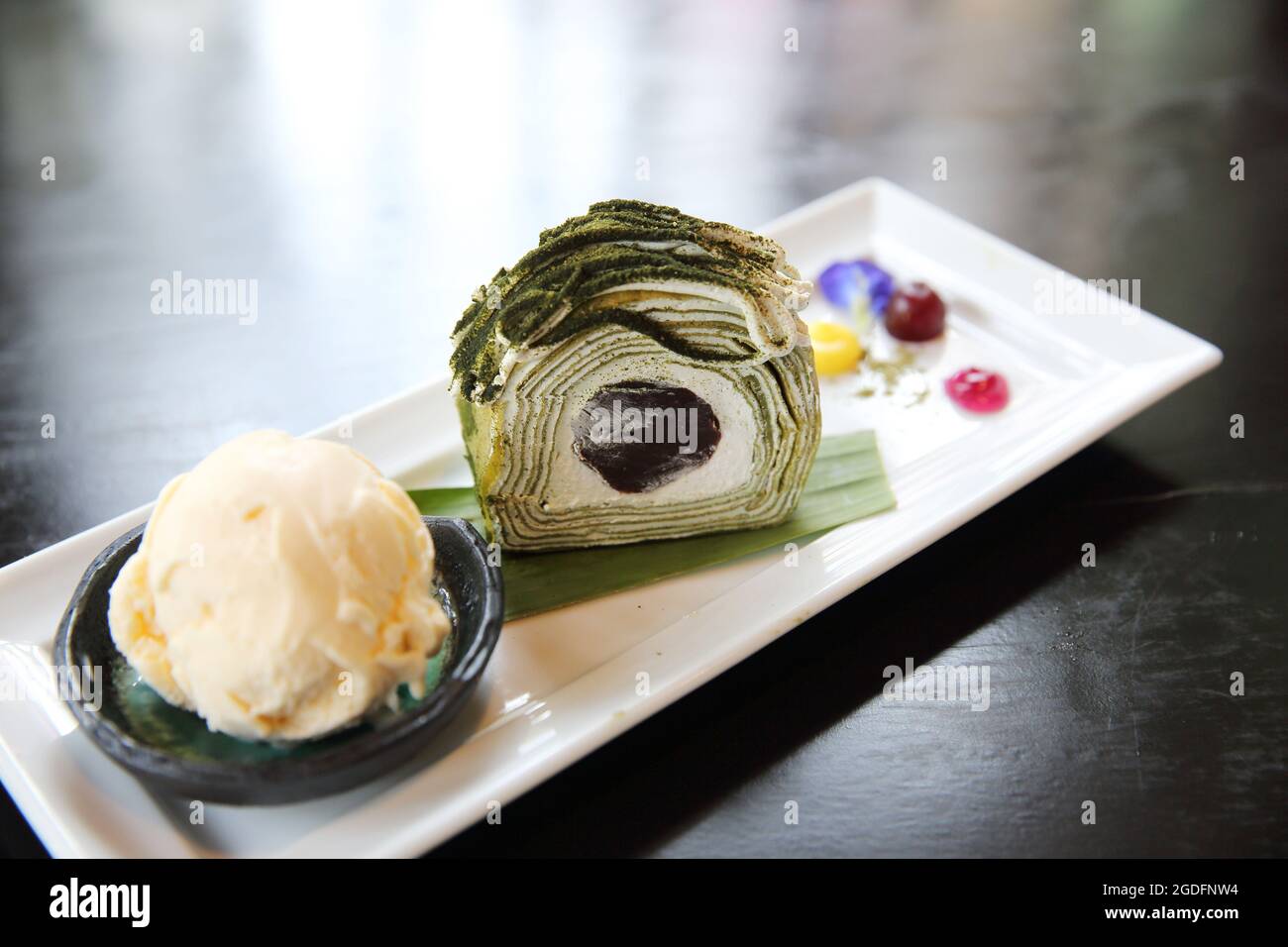 Matcha swiss roll cake hi-res stock photography and images - Alamy
