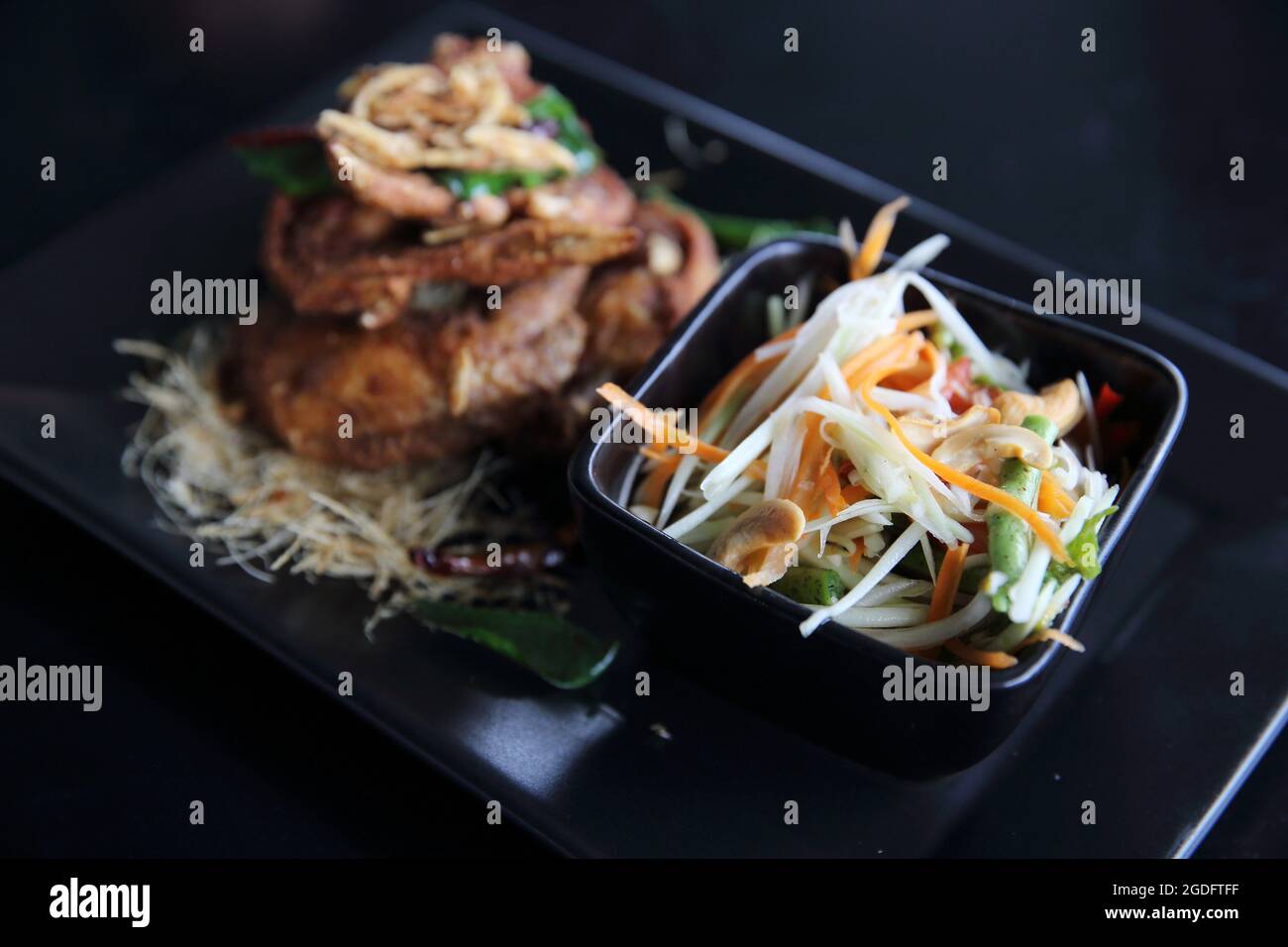 som tam with grilled chicken Stock Photo - Alamy
