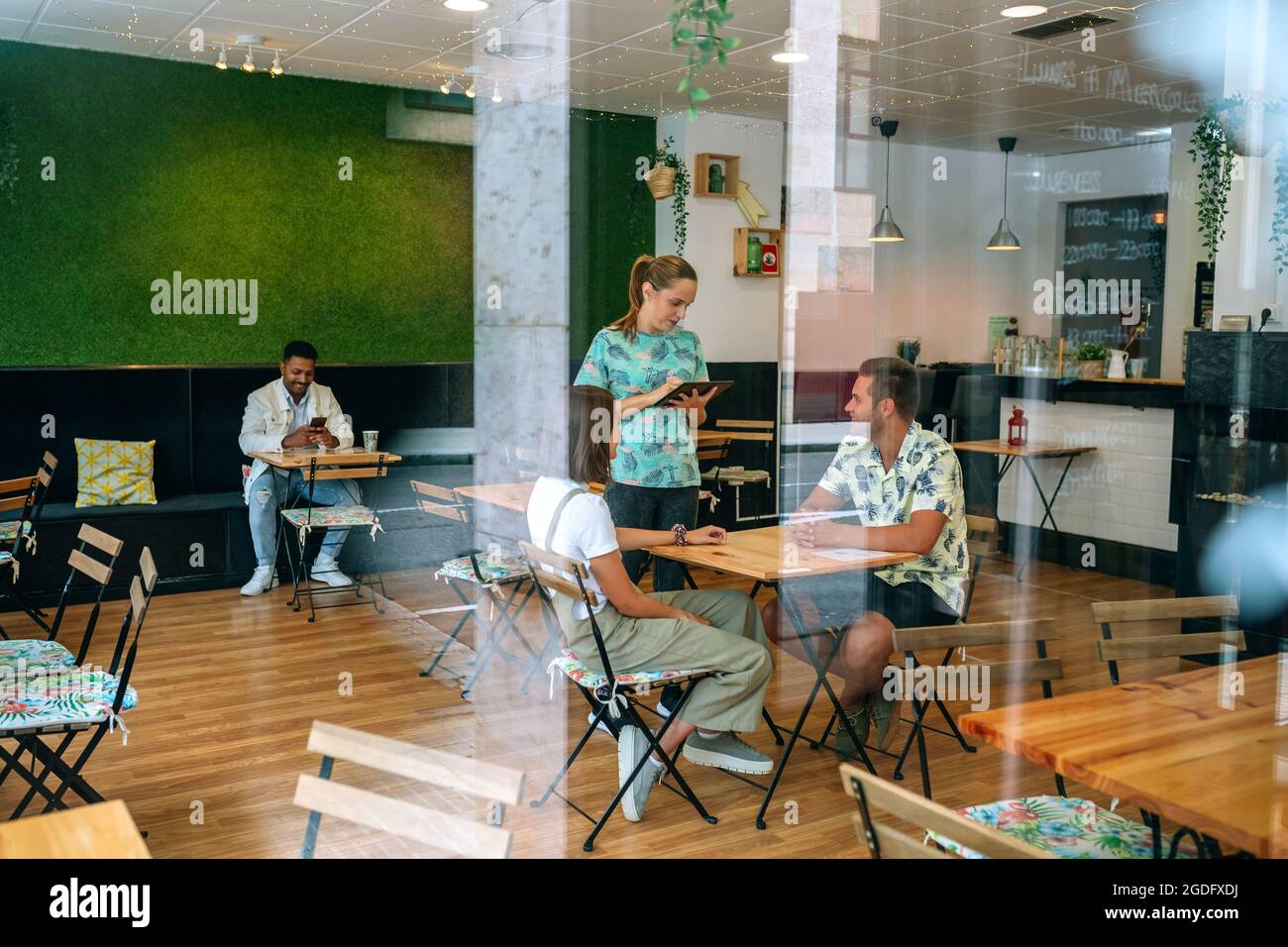 Taking order table hi-res stock photography and images - Alamy