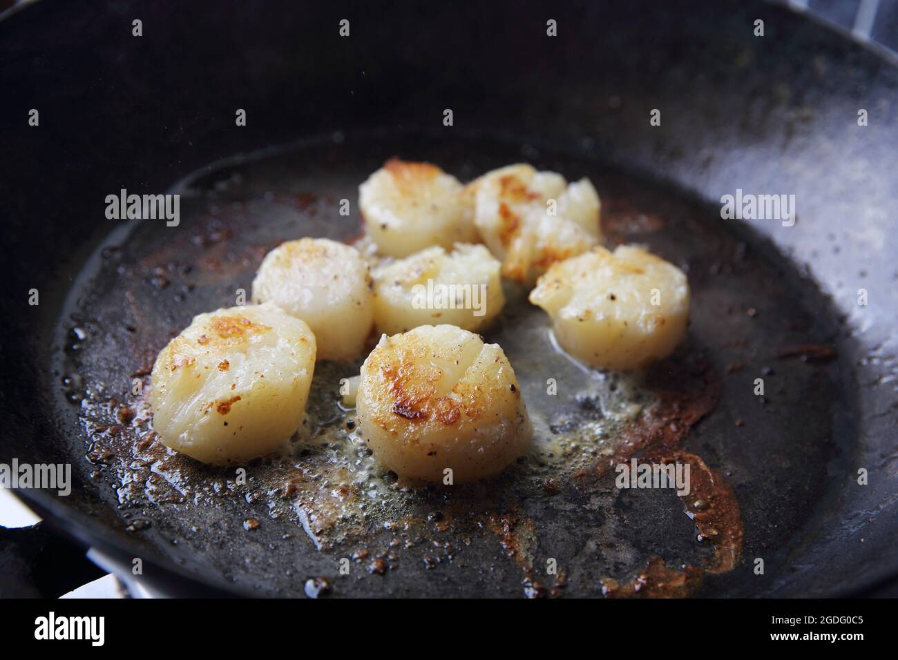 Scallops fried in pan Stock Photo - Alamy