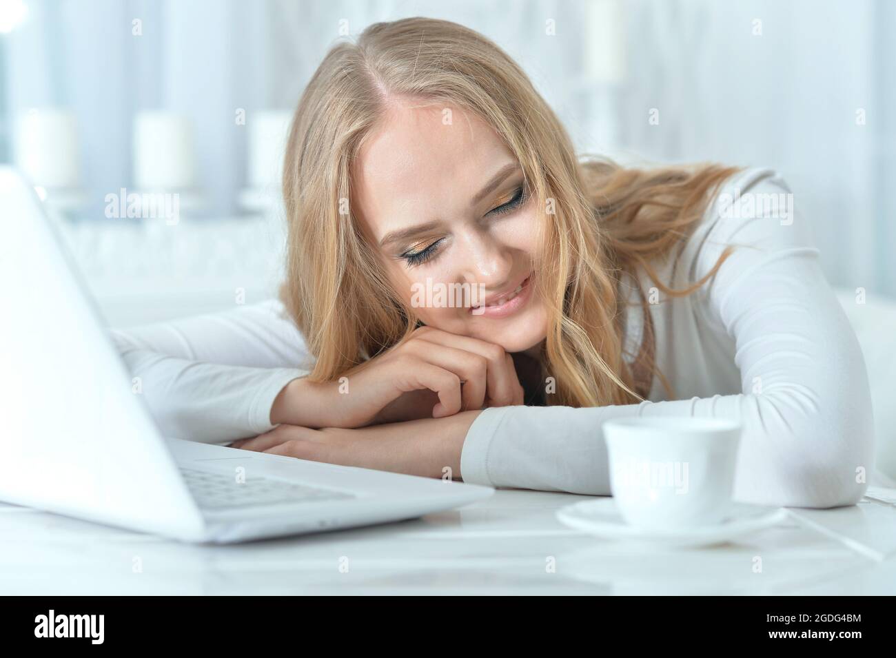 Woman leaning on table hi-res stock photography and images - Alamy
