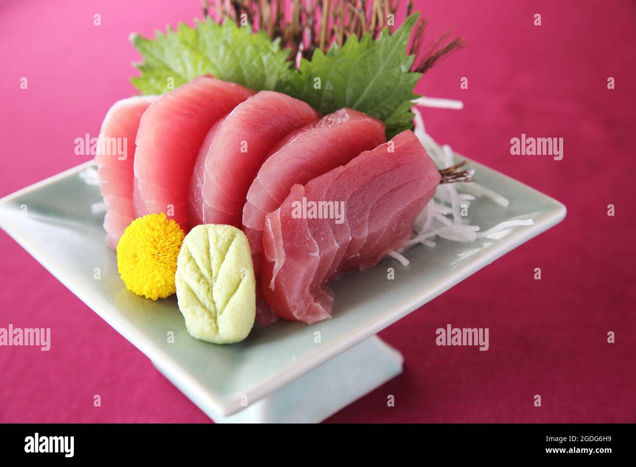 Tuna sashimi and salad hi-res stock photography and images - Alamy