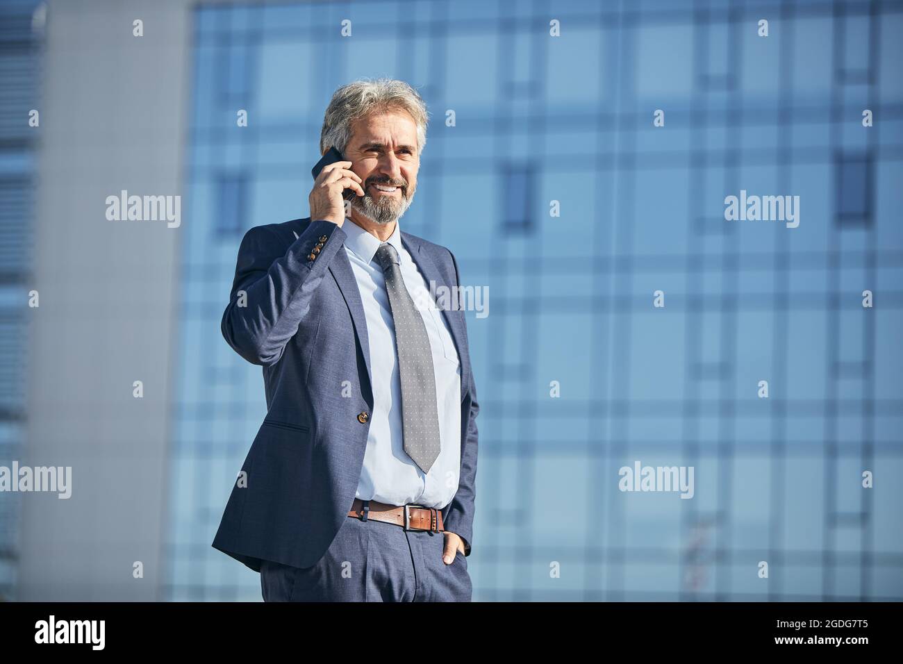 Businessman building background hi-res stock photography and images - Alamy