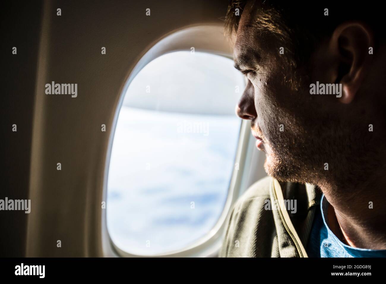 Looking out window seat plane hi-res stock photography and images - Alamy