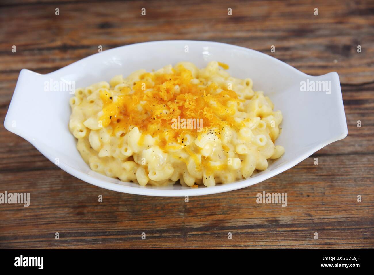 Macaroni and cheese Stock Photo - Alamy