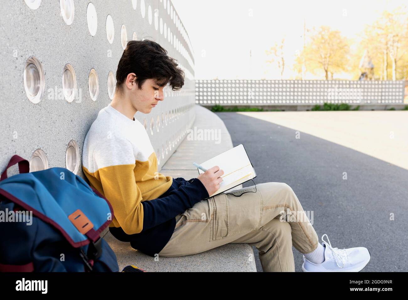 Man write book outdoor hi-res stock photography and images - Alamy