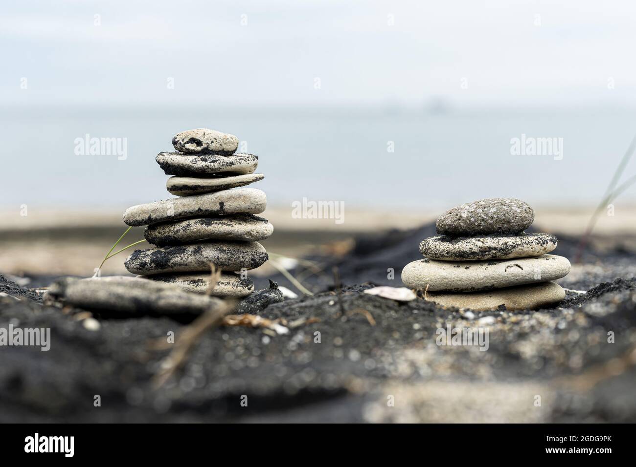 Stacked flat rocks hi-res stock photography and images - Alamy