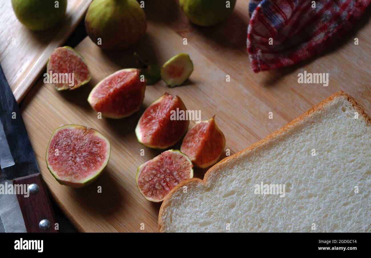 Sliced figs on the chopping board Stock Photo - Alamy