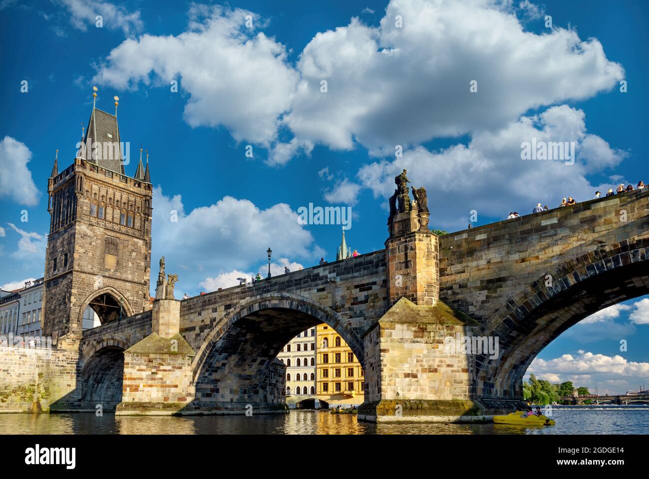 Medieval stone arch bridge hi-res stock photography and images - Alamy