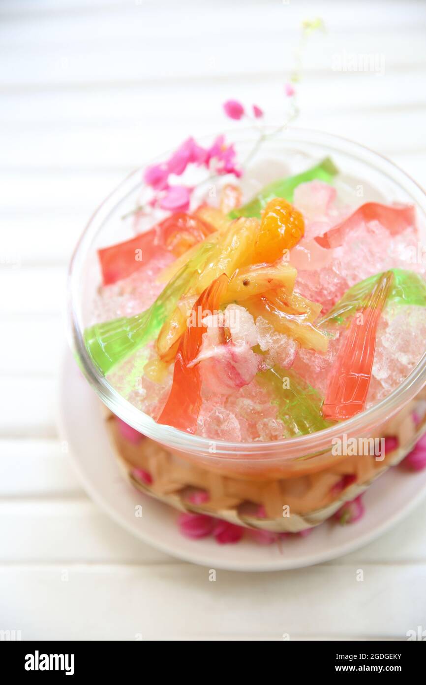 Shaved ice with fruit and jelly Stock Photo - Alamy