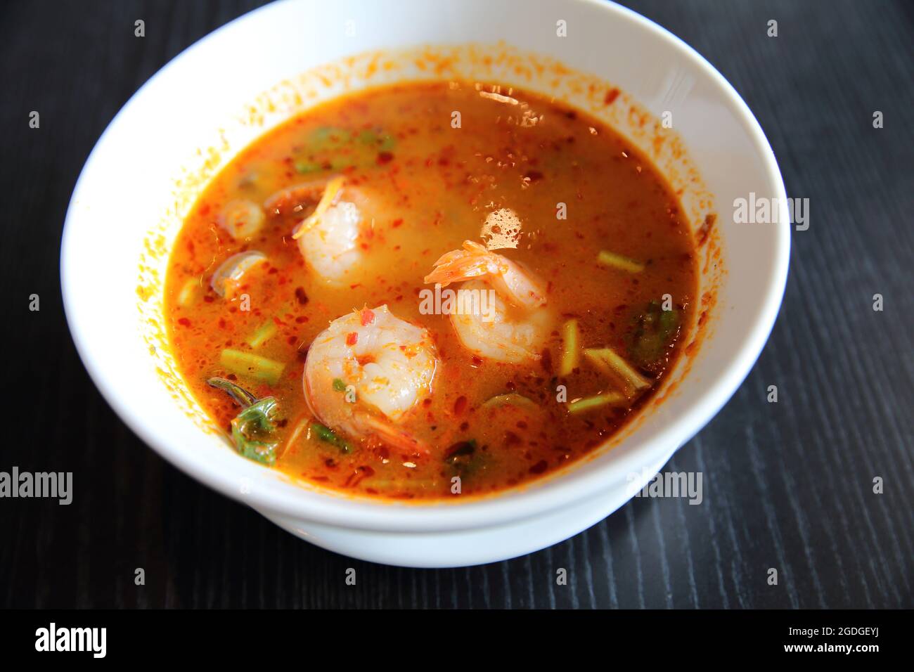 Tom Yum soup Thai traditional spicy prawn soup Stock Photo - Alamy