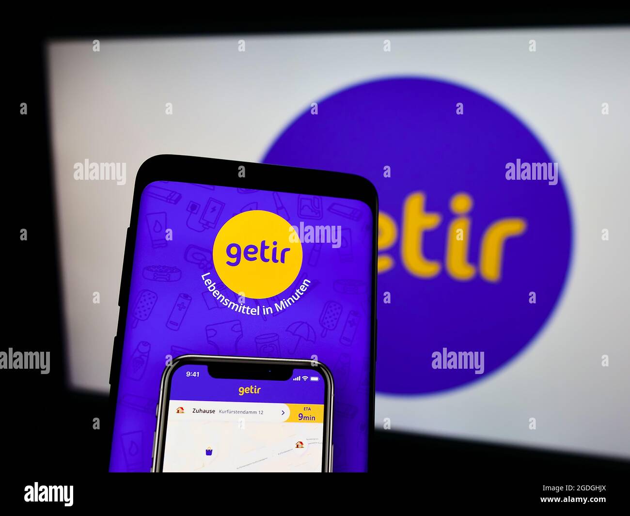 Mobile phone with website of Turkish delivery company Getir Perakende ...