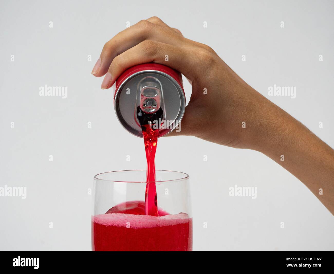 Fizzy drink can pour hi-res stock photography and images - Alamy